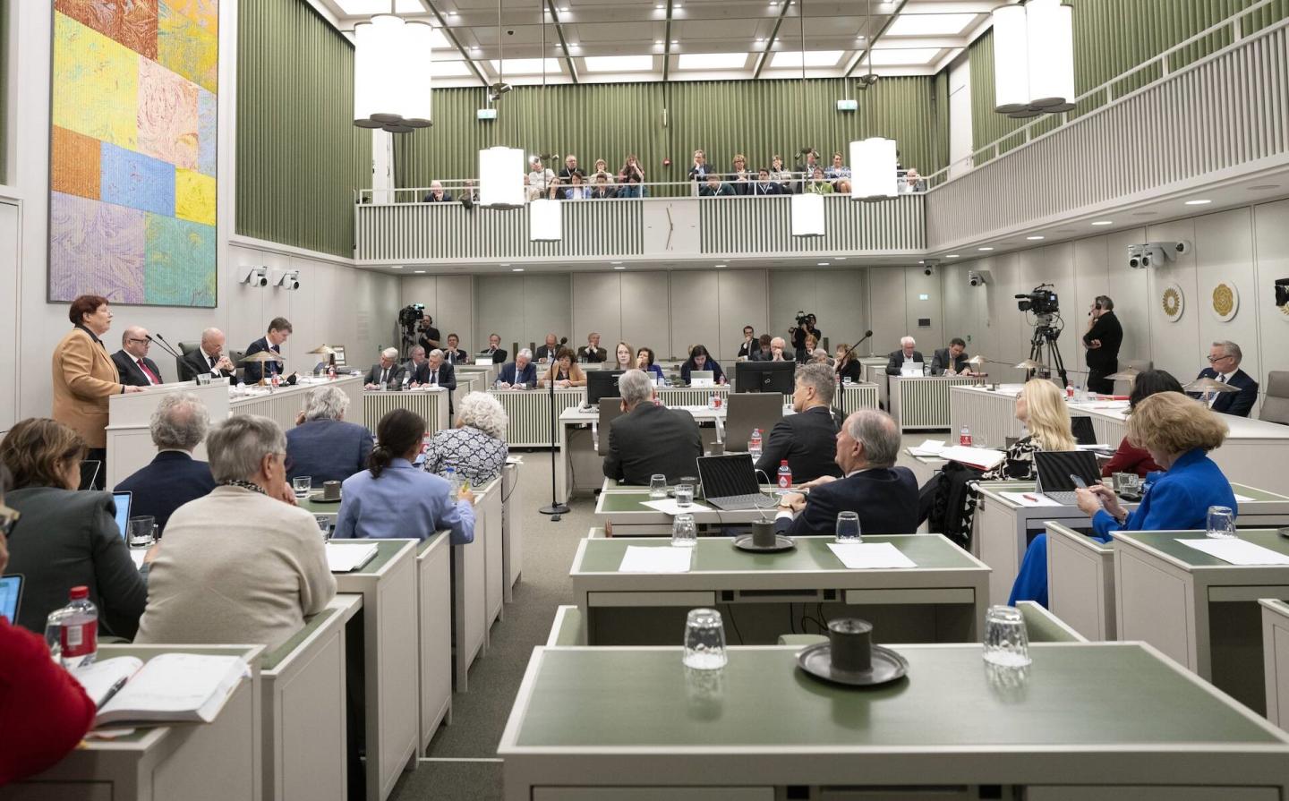De Eerste Kamer beoordeelt het wetsvoorstel en stemt | Tweede Kamer der ...