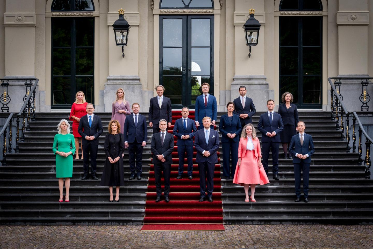 Een nieuw kabinet: regering presenteert regeerakkoord aan Tweede Kamer ...