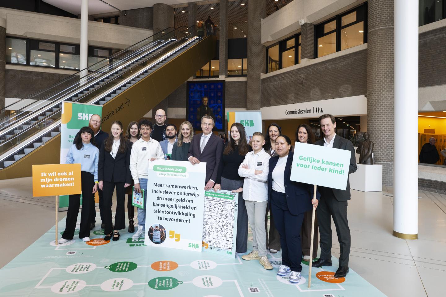 Kamerleden ontvangen petities op dinsdag 9 september | Tweede Kamer der ...